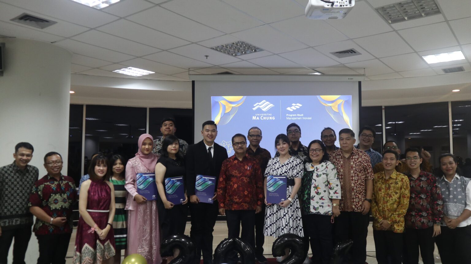 Yudisium Fakultas Ekonomi dan Bisnis TA 2023-2024 - #1 Universitas Ma Chung
